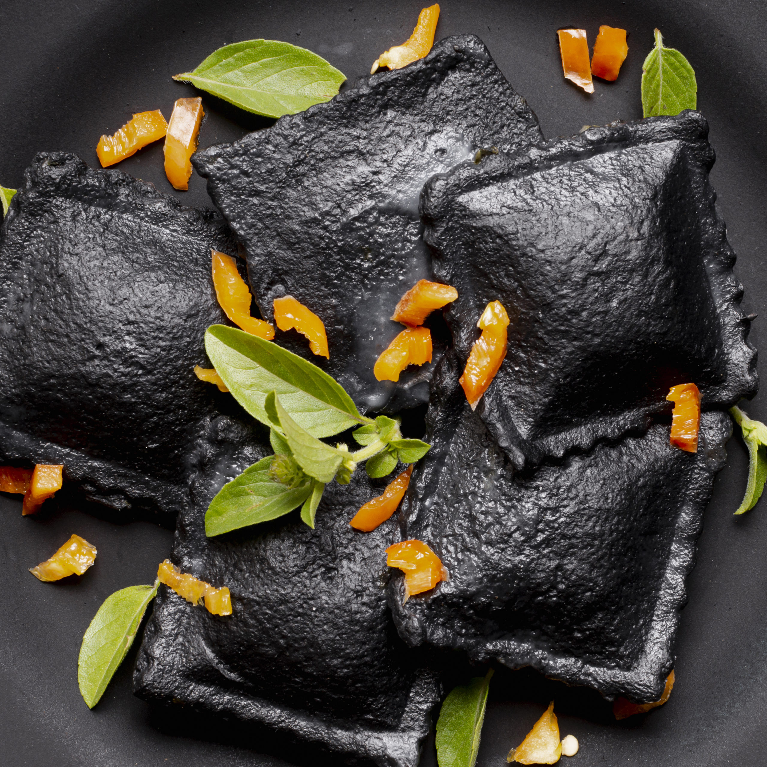 Raviolis Negros de Sepia y Gambas con Crema de Salvia al Ajillo ...