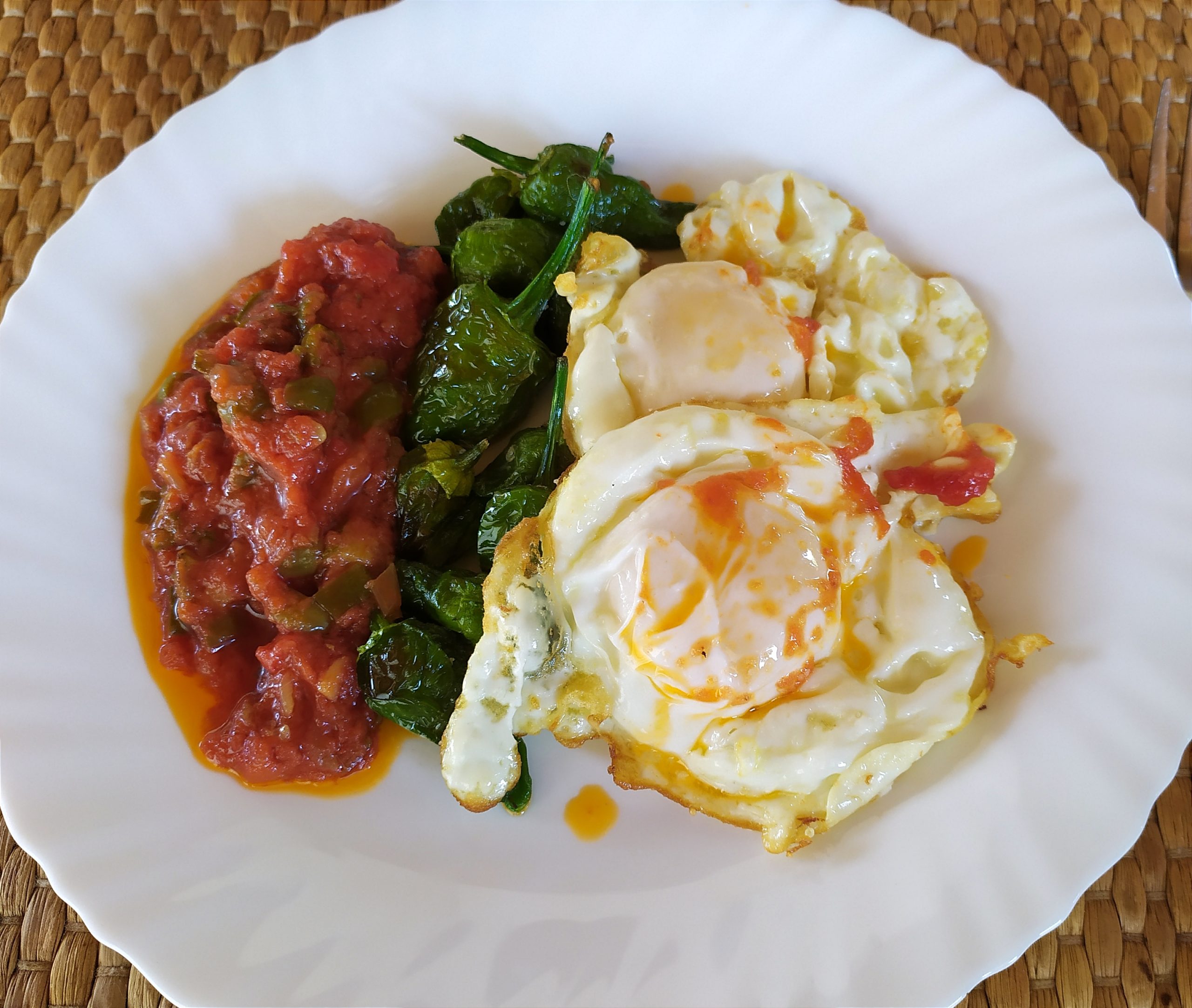 Huevos fritos con Pimientos de Padrón y Pisto - Chefeel.com