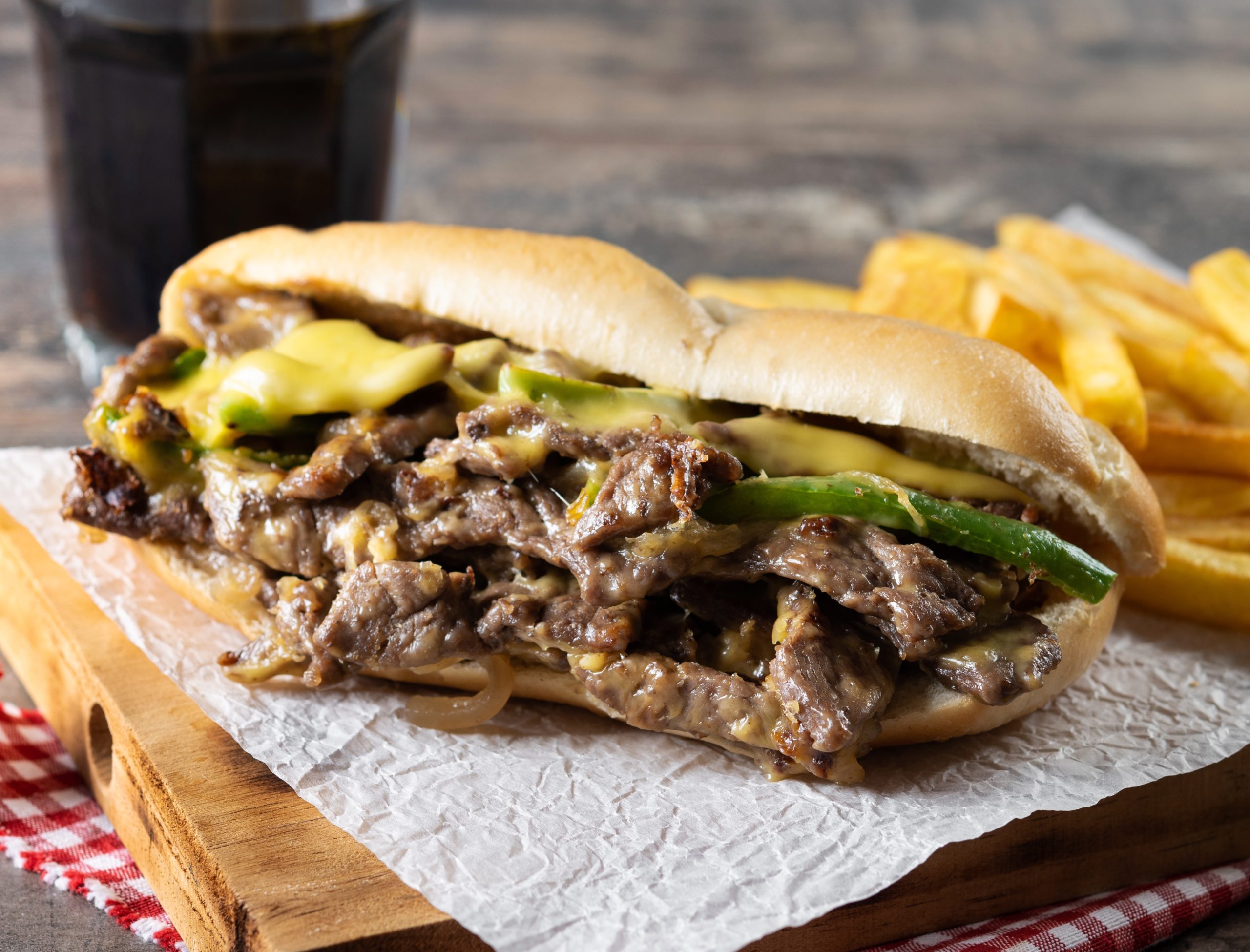 Bocadillo de Ternera con Pimientos, Cebolla, Queso y Salsa de Yogur Ron ...