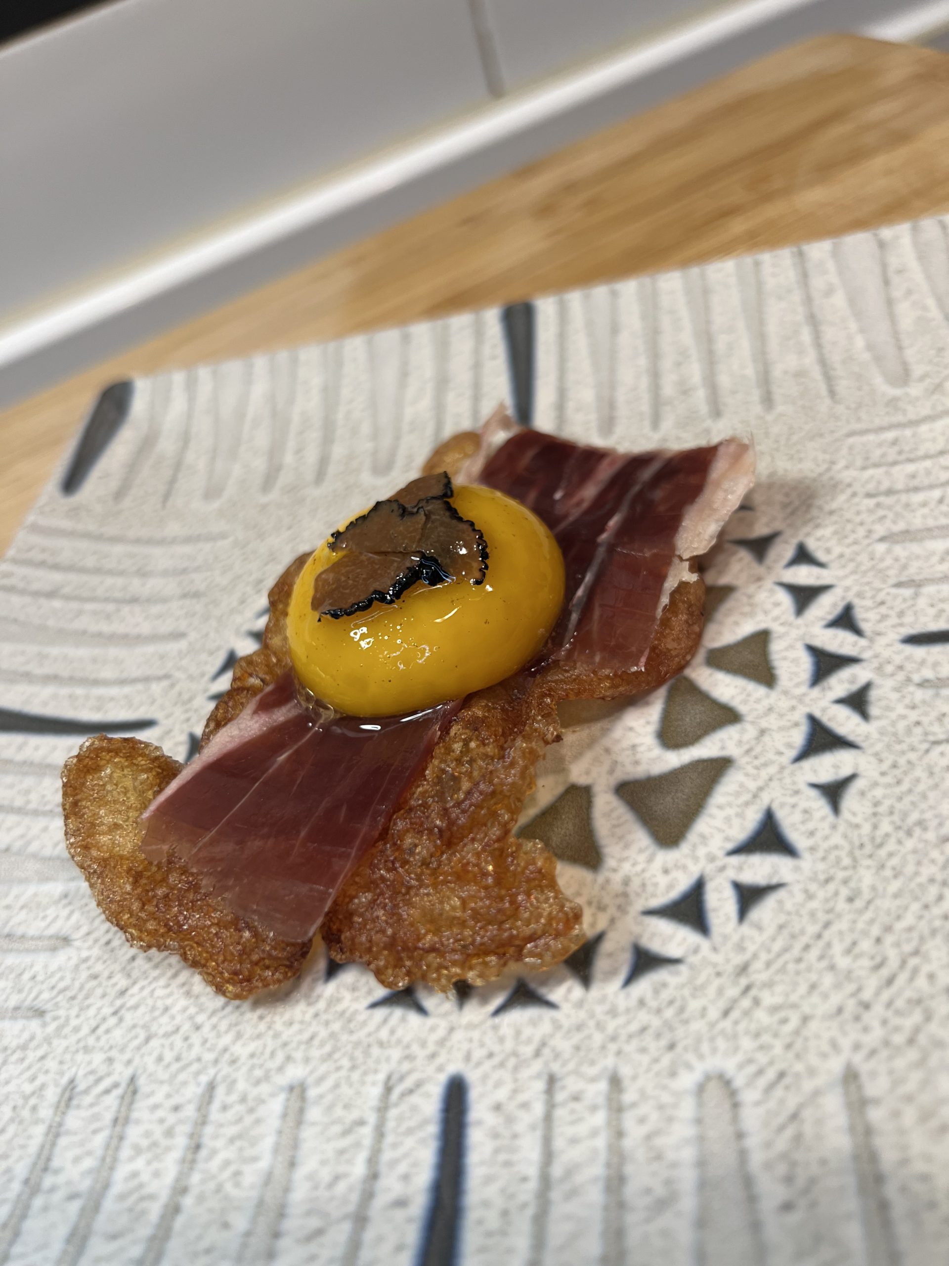 Crujiente de Huevo con Yema ahumada, Jamón Ibérico y Trufa. - Chefeel.com