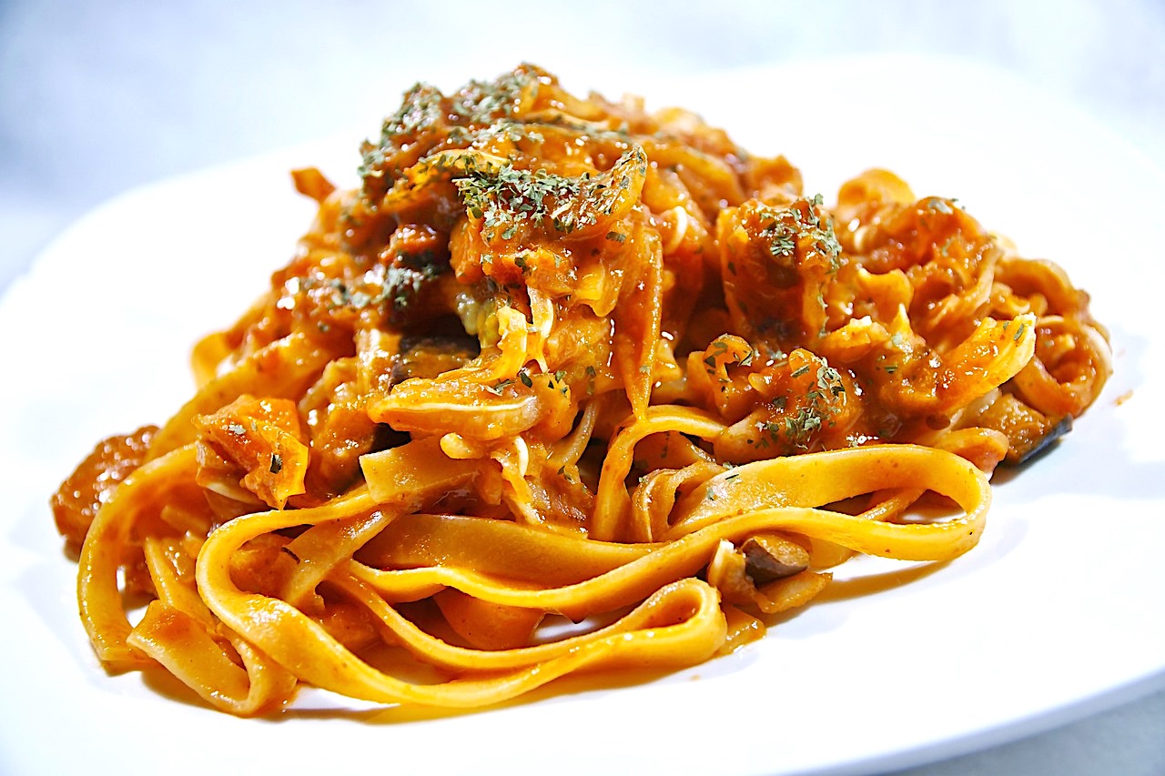 Tallarines con Salsa Asada - Chefeel.com