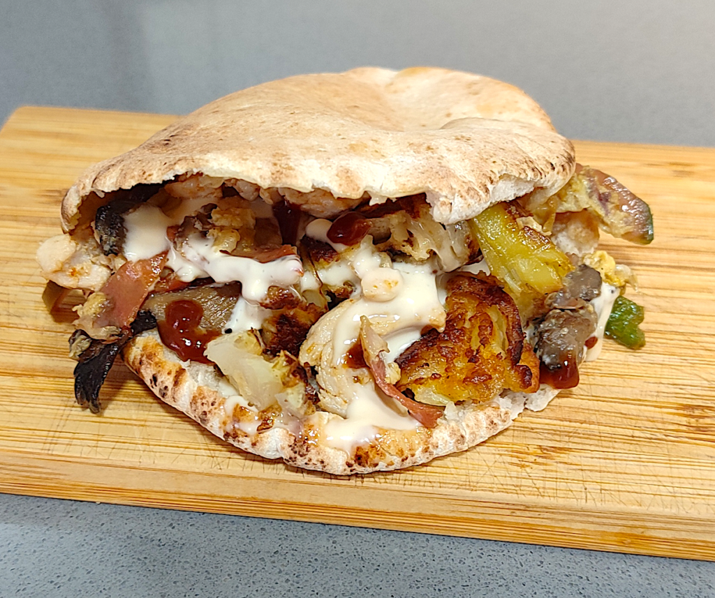 Pita Rellena de Pollo al Ajillo con Verduritas Revueltas y sus Salsas ...
