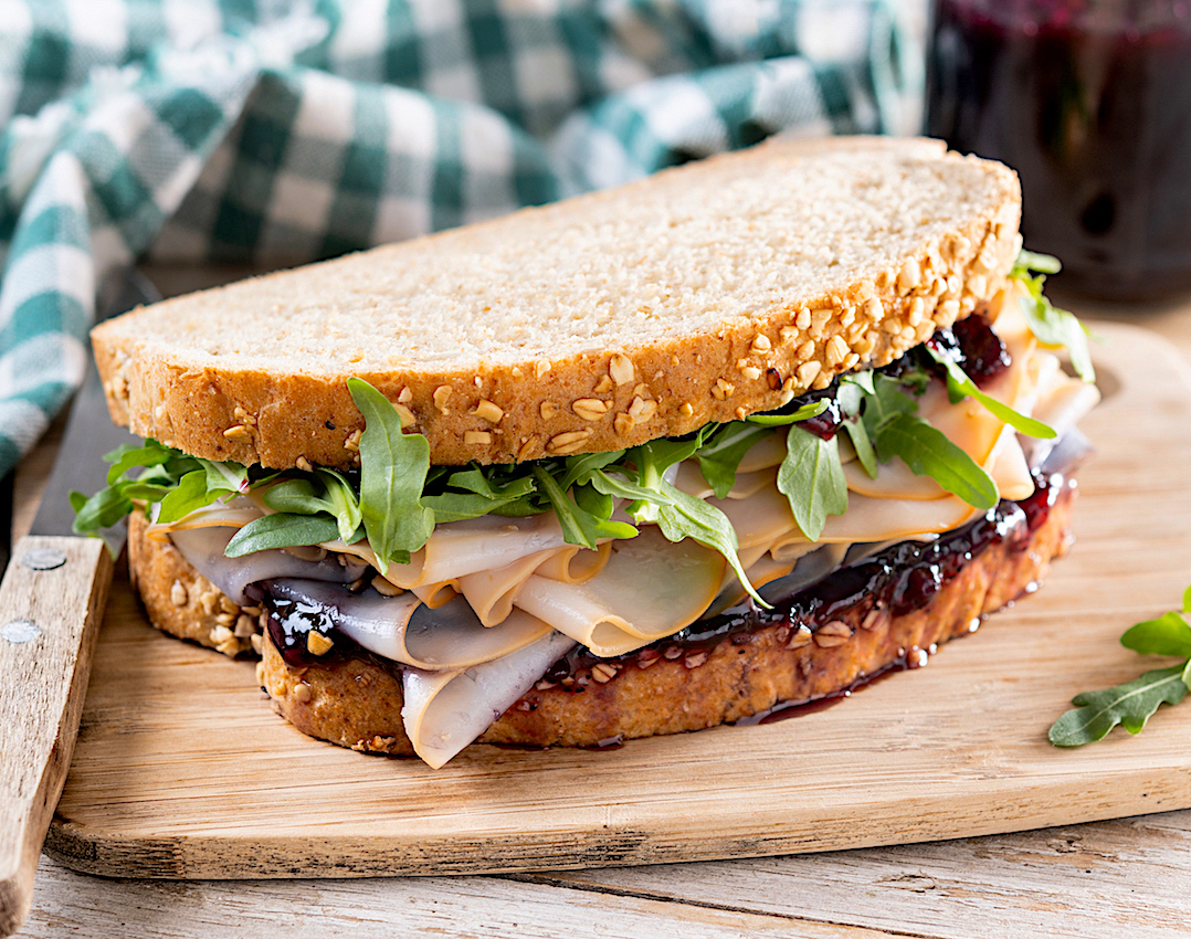 Sándwich de Pavo Braseado con Salsa de Arándanos de Mole con Chipotle ...
