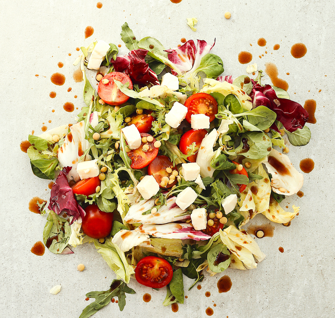 Ensalada de Queso Feta, Lentejas y Vinagreta Balsámica de Sésamo ...
