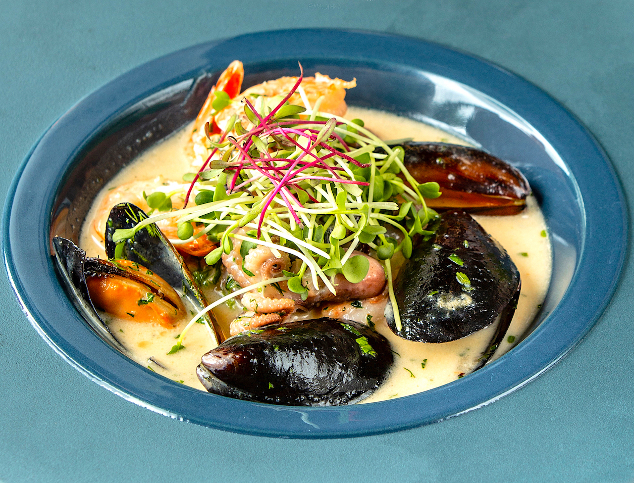 Mariscada en Salsa Cremosa de Cítricos y Hierbas - Chefeel.com