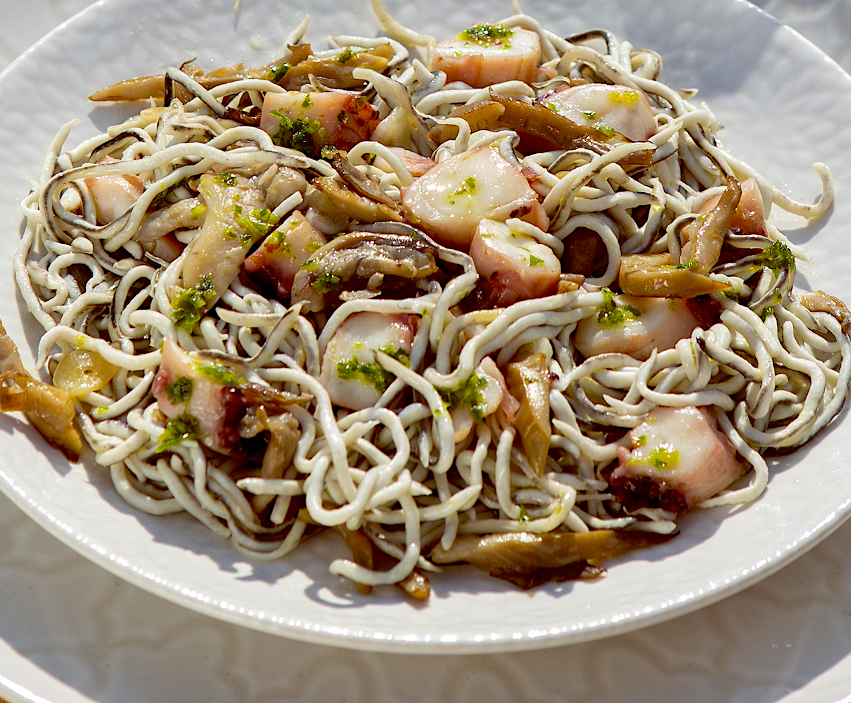 Gulas con Pulpo y Portobello al Ajillo con Aceite Verde - Chefeel.com