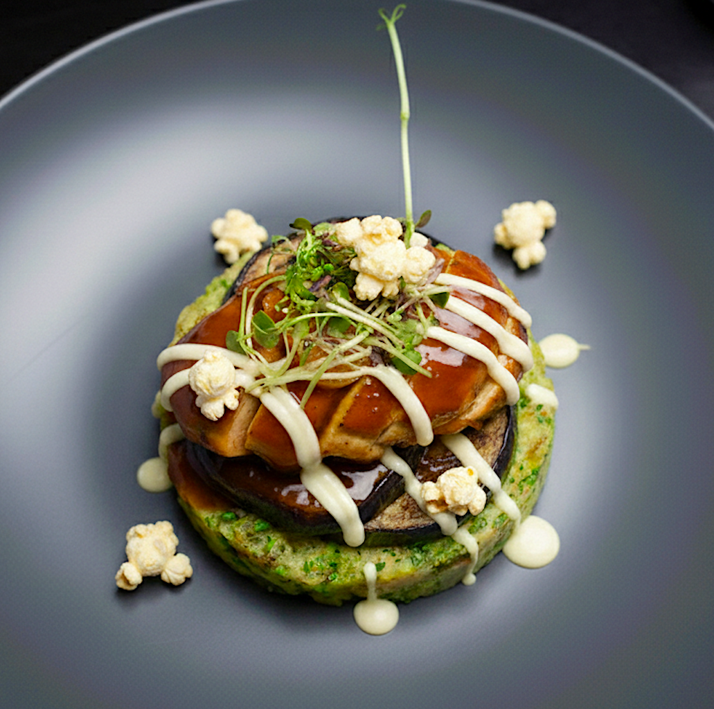 Pollo Lacado en Salsa, Patatas y Berenjenas con Pistacho y Maíz ...